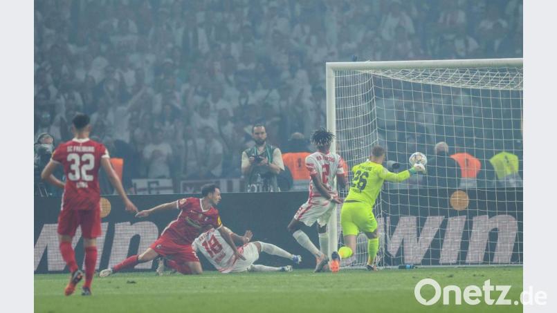 Stadt geht Kompromisse ein: Stromtrasse entlang der A 93 | Onetz