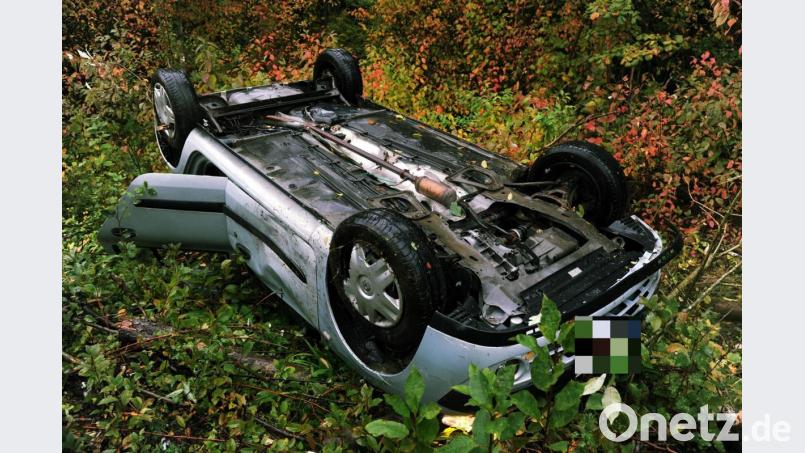 Auto landet auf dem Dach | Onetz