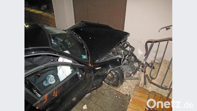 Frontal gegen Hausmauer geprallt | Onetz