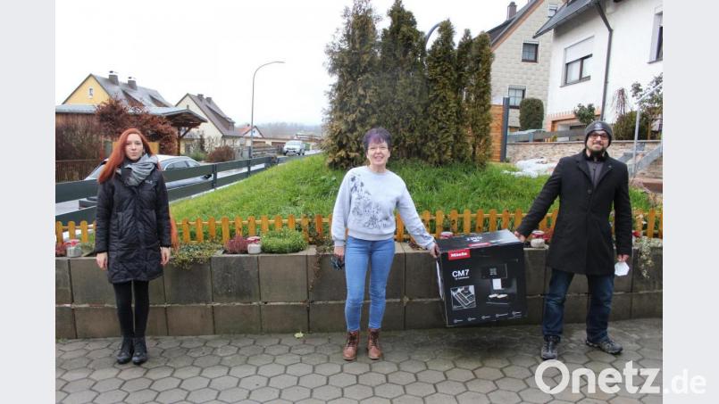 Die glückliche Gewinnerin aus Ebnath freut sich auf Youtube | Onetz