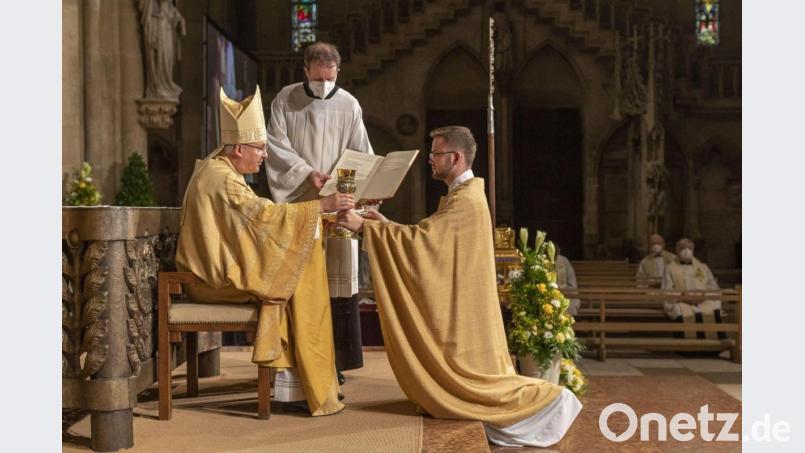 Bischof Voderholzer weiht Leonard Skorczyk aus Amberg zum Priester | Onetz
