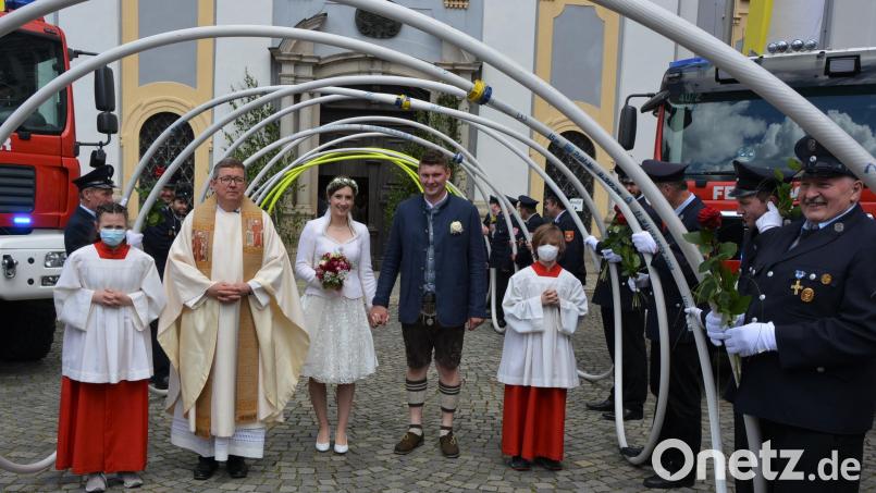 Feuerwehren bilden in Waldsassen großes Spalier für Julia Weiß und Maximilian Friedl | Onetz