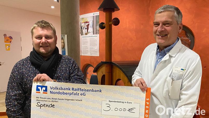 Familienvater überreicht 3000-Euro-Spende für Kinderklinik Weiden | Onetz
