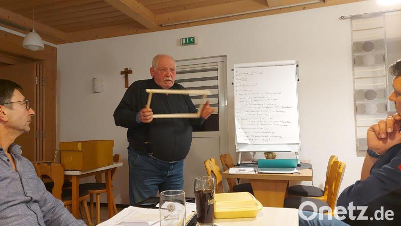 Wenig Zeit fürs Hobby: Reinhold Ziegler gibt bei Kemnather Imkern Tipps | Onetz