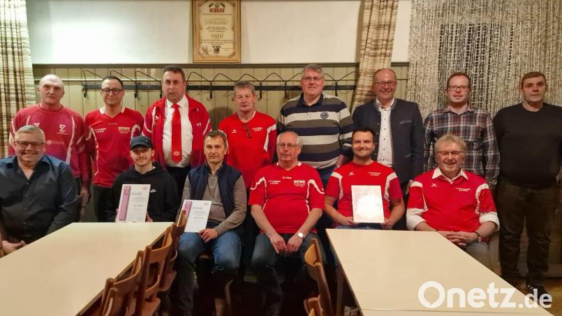 Neuwahlen und Ehrungen beim FC-Bayern-Fanclub in Kemnath | Onetz