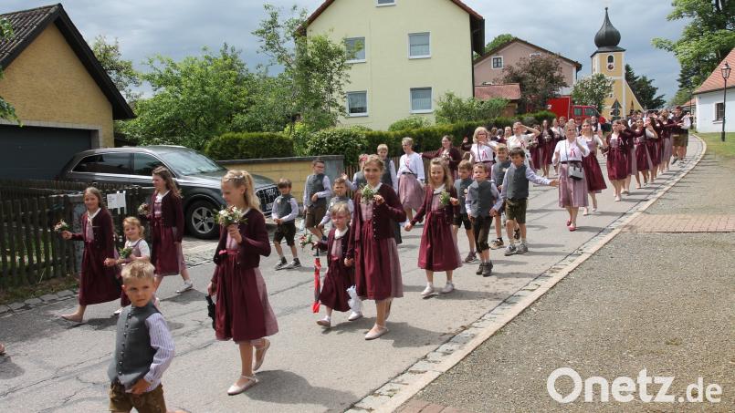 Prächtiger Festzug zu Ehren der 140-jährigen Feuerwehr Neudorf | Onetz