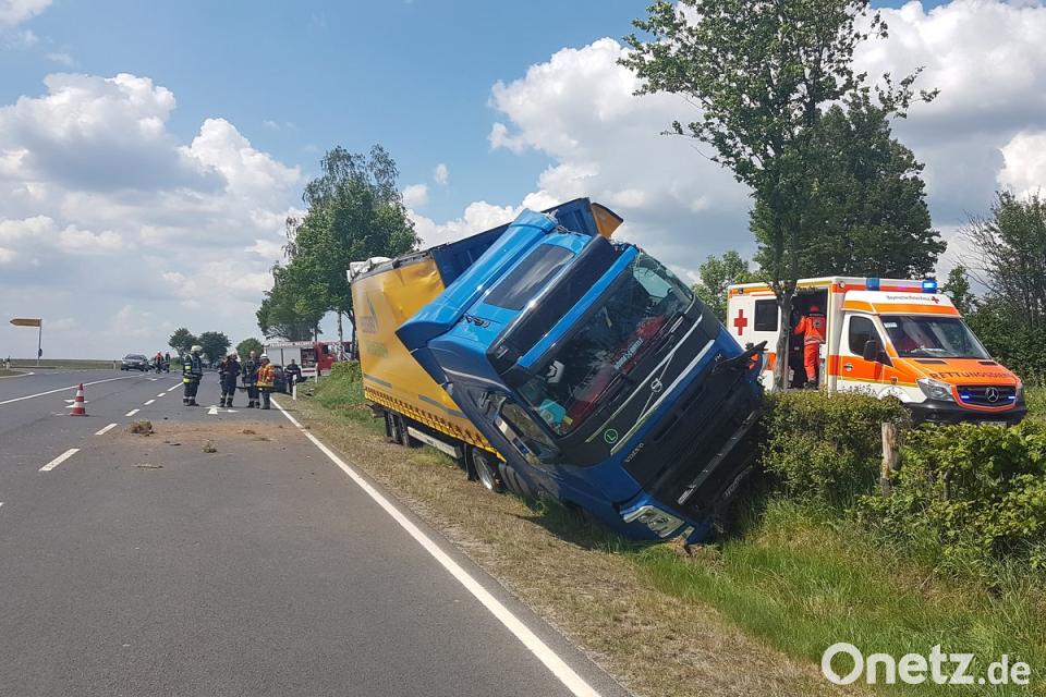 Unfall auf der B22 bei Kemnath: Sattelzug kommt von Fahrbahn ab | Onetz