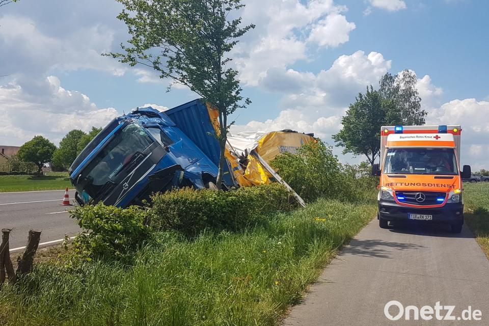 Unfall auf der B22 bei Kemnath: Sattelzug kommt von Fahrbahn ab | Onetz