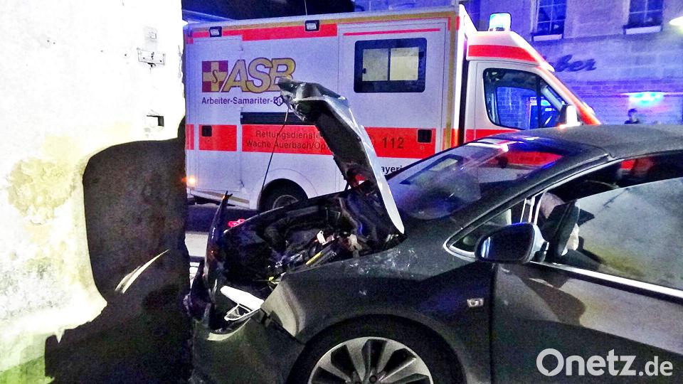 Auto kracht gegen Hausmauer | Onetz