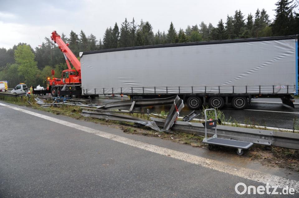 Laster durchbricht Leitplanke auf A6 | Onetz