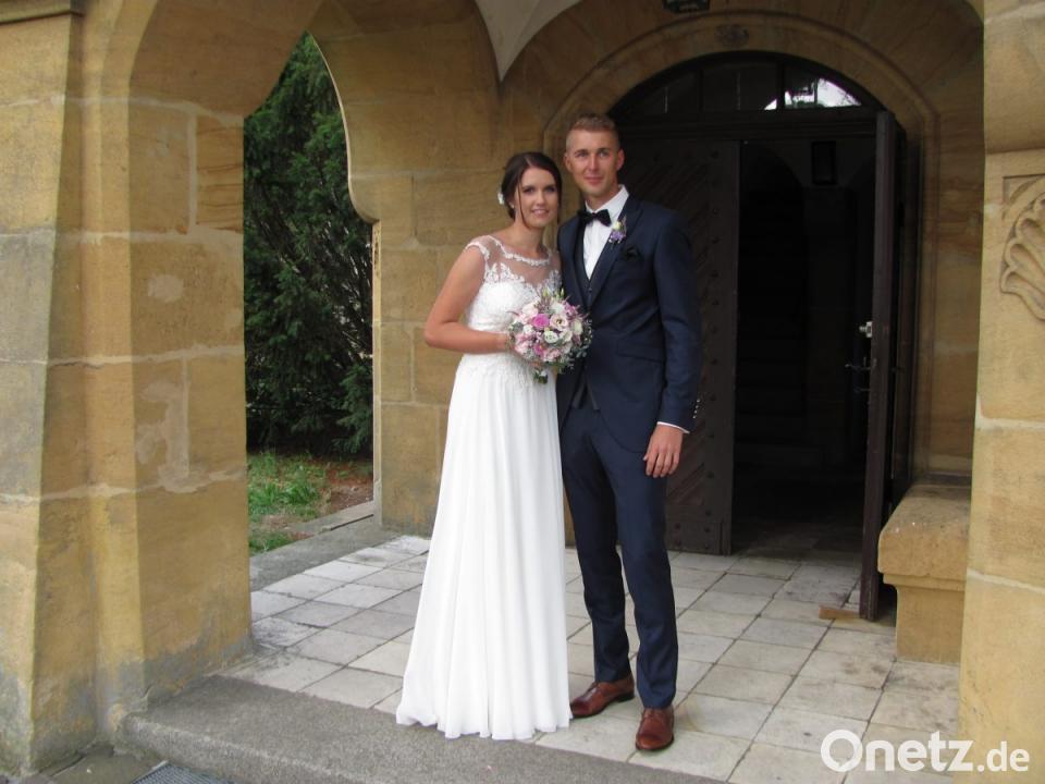 Hochzeitsgäste lassen Ballons fliegen | Onetz