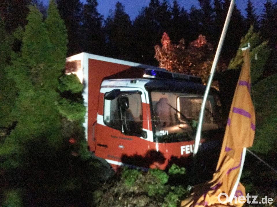 Auto kracht mit Feuerwehrauto zusammen | Onetz