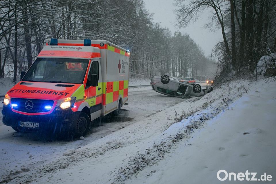Auf schneeglatter Fahrbahn überschlagen | Onetz
