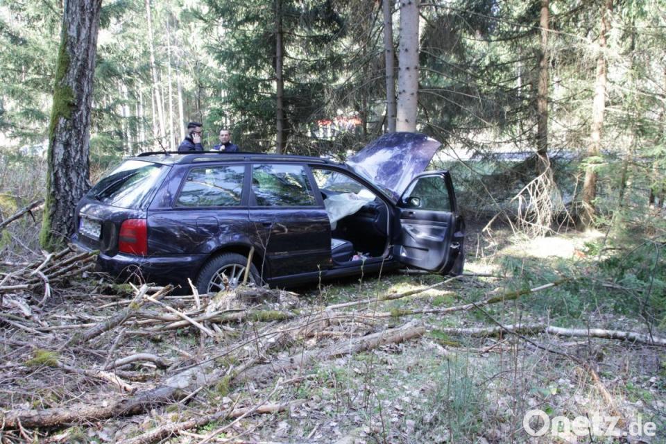Audi überschlägt sich und landet im Wald | Onetz