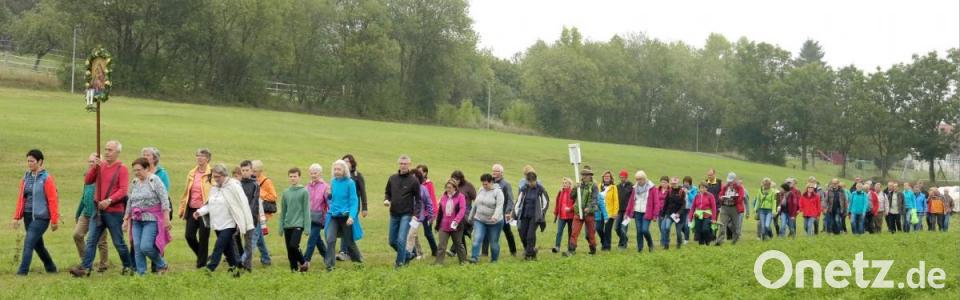 Hirschauer pilgern betend und singend zum Mausberg | Onetz