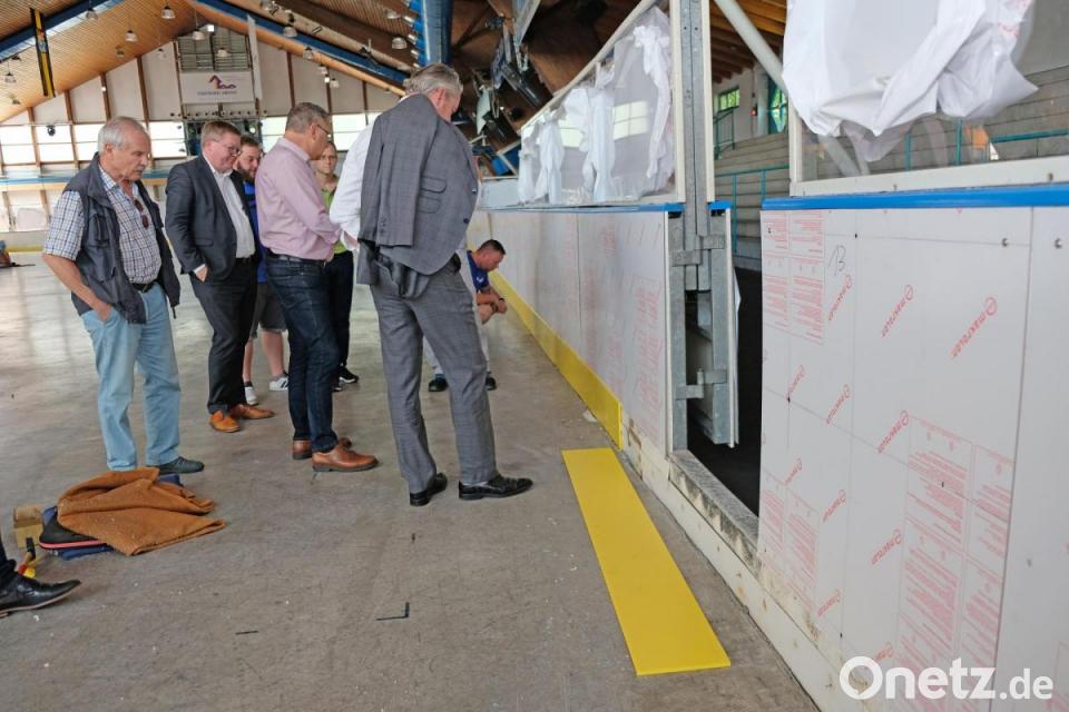 Rundum-Bande im Amberger Eisstadion rundum erneuert | Onetz