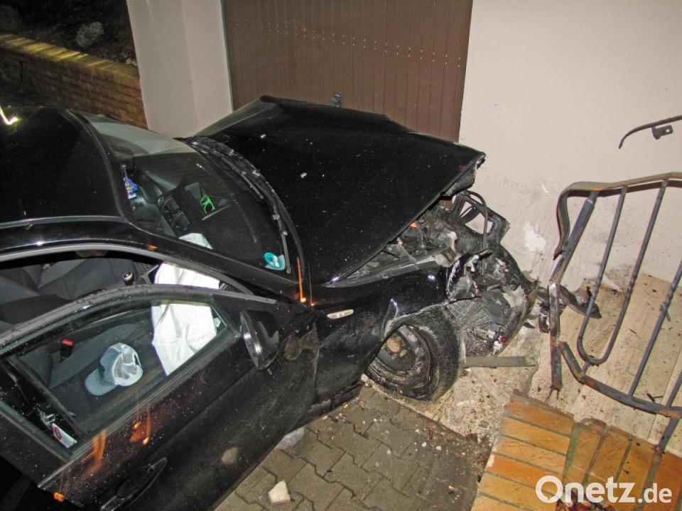 Frontal gegen Hausmauer geprallt | Onetz