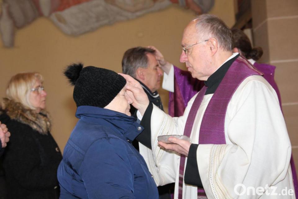 Kreuz aus Asche zum Start in die Fastenzeit | Onetz