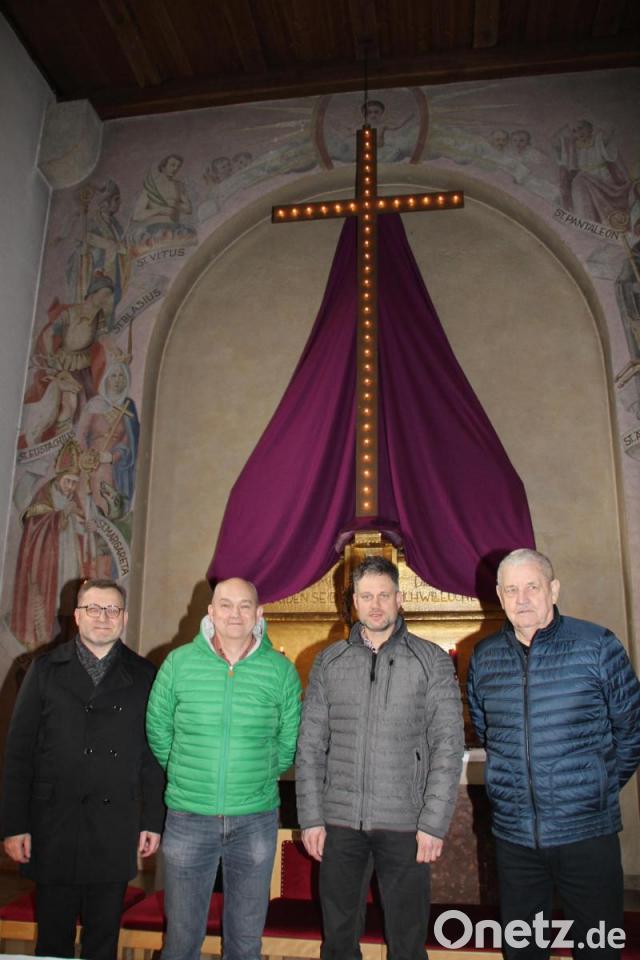 Großes Fastenkreuz erstrahlt nach 30 Jahren wieder | Onetz