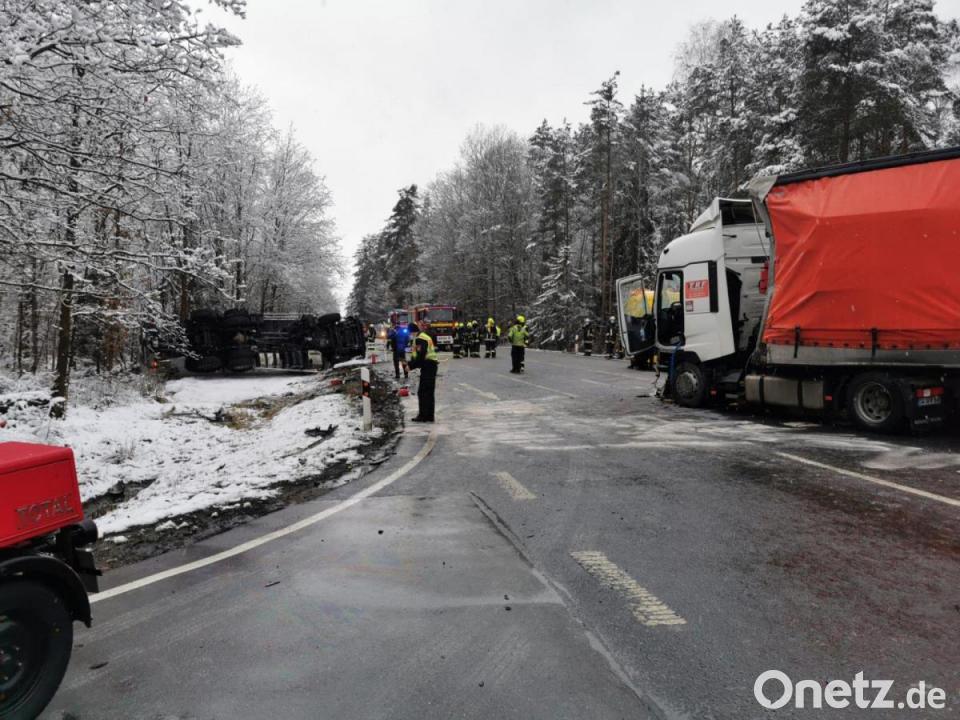 Schwerer Lkw-Unfall auf B85 bei Mappach | Onetz