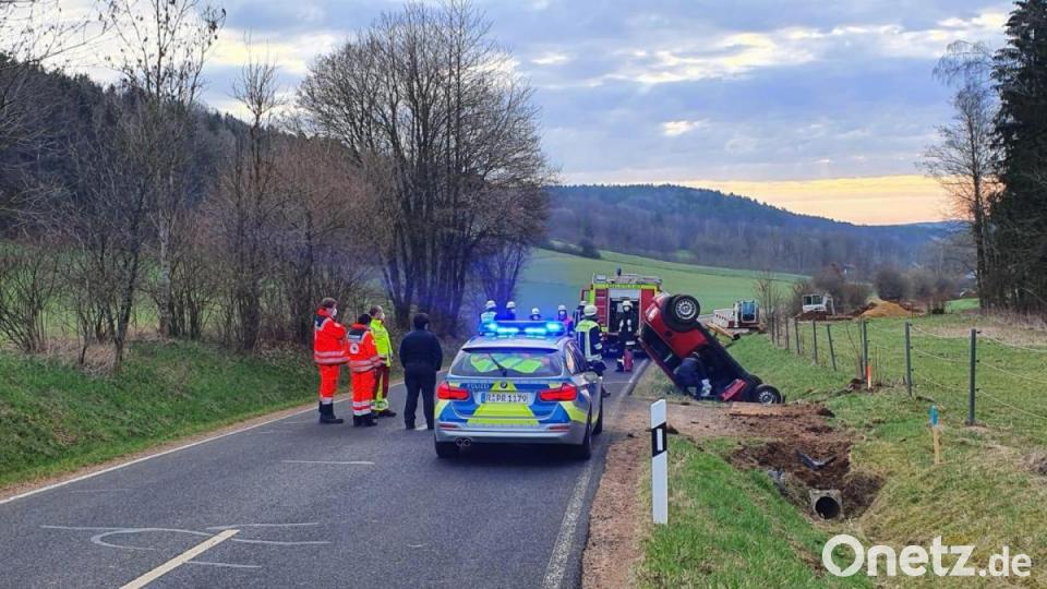 Fahrer weicht Reh aus: Auto stellt sich im Straßengraben auf | Onetz