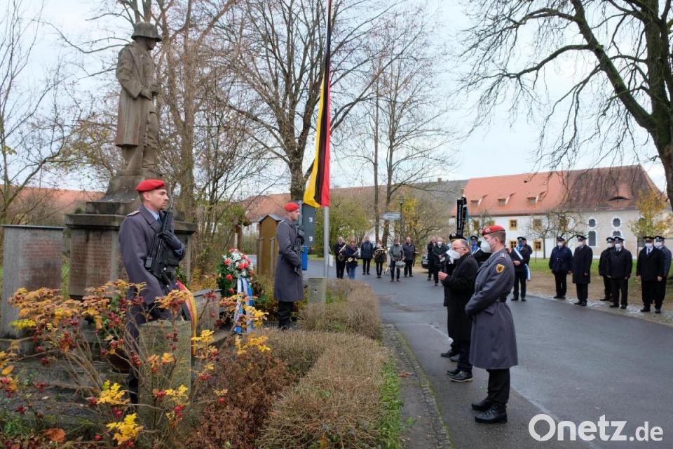 Gedenken an die Opfer von Krieg und Gewalt und an die Corona-Toten | Onetz