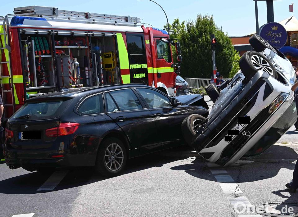 Neuwagen landet bei Unfall in Amberg auf der Fahrerseite | Onetz