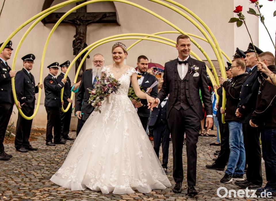Drehleiterfahrt für Hochzeitspaar Helena und Christoph Schönberger | Onetz
