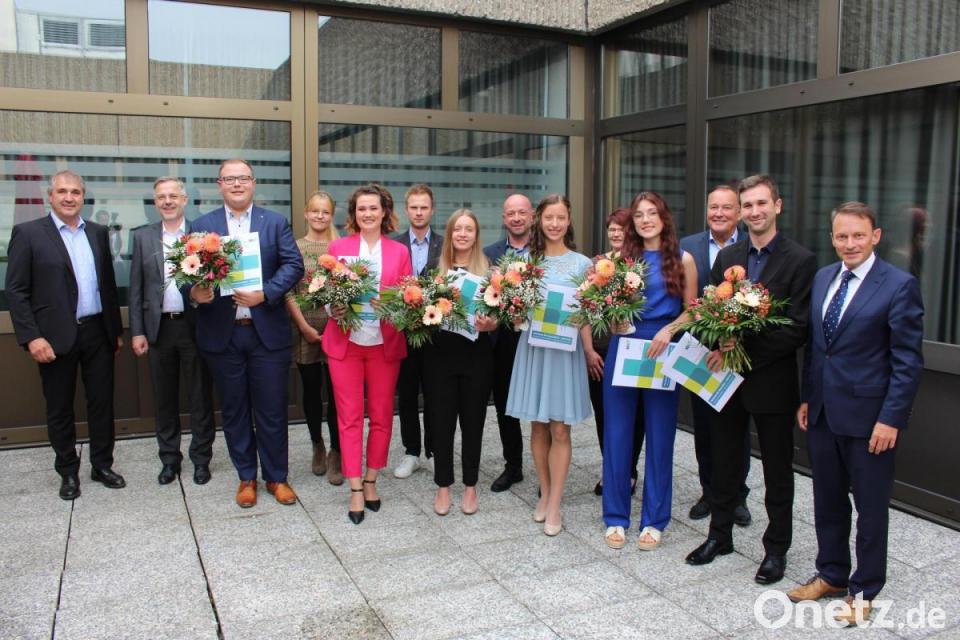 Absolventen der Berufsfachschule für Gesundheits- und Krankenpflege mit ...