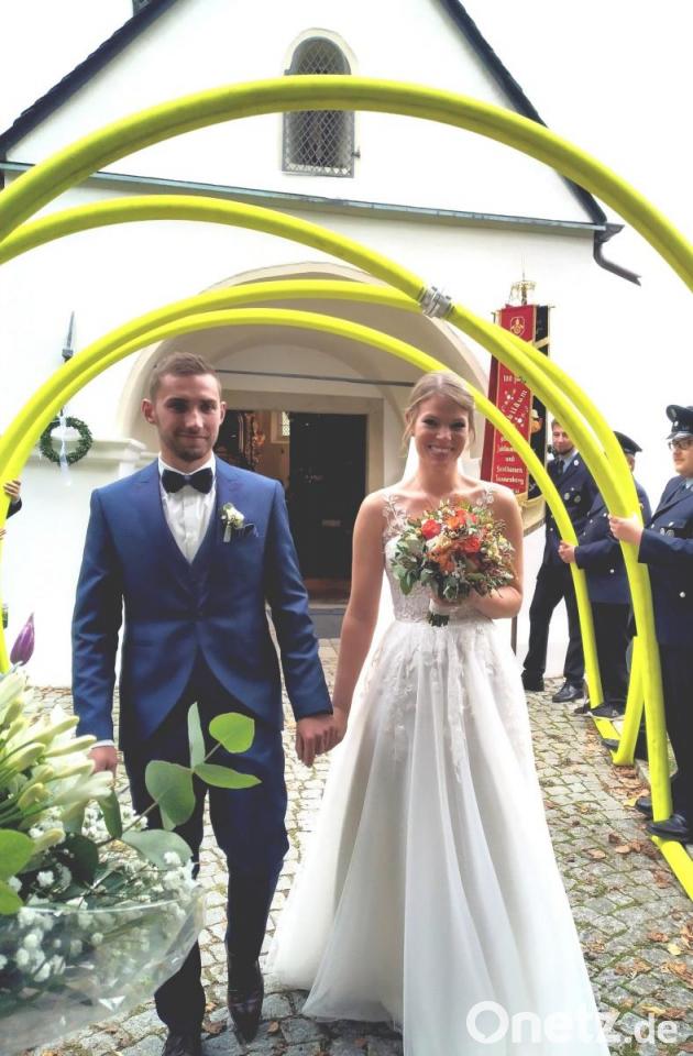 Schlauch-Spalier und Blaulicht für Anna und Stefan Lang in Tännesberg | Onetz