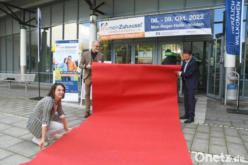Roter Teppich führt zur 10. Bau- und Immobilienmesse "meinZuhause!" in Weiden | Onetz