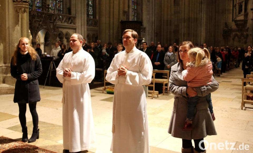 Bischof Rudolf weiht zwei Männer im Regensburger Dom zu Diakonen | Onetz
