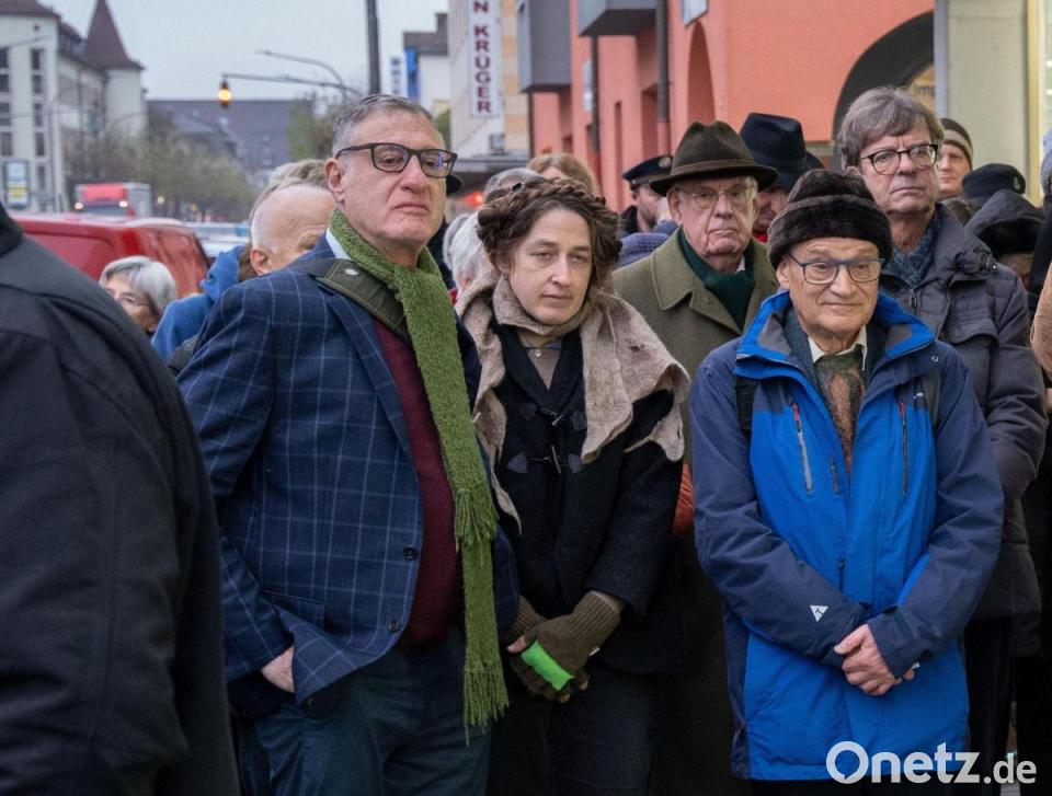 "Bückt euch und lest": In Weiden liegen die ersten Stolpersteine für ...