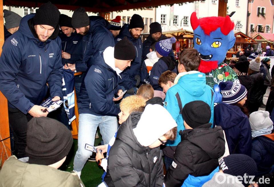 Erste Autogrammstunde der Blue Devils nach der Pandemie | Onetz