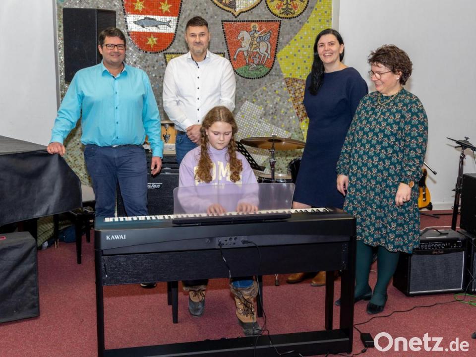 Endlich ein E-Piano: Neustädter "Lobkos" danken der Firma Sitlog | Onetz