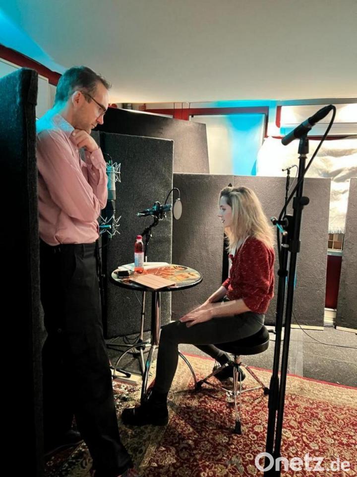 Julia Gruber startet durch: Mit Stars am Set für ARD-Hörspiel und ...