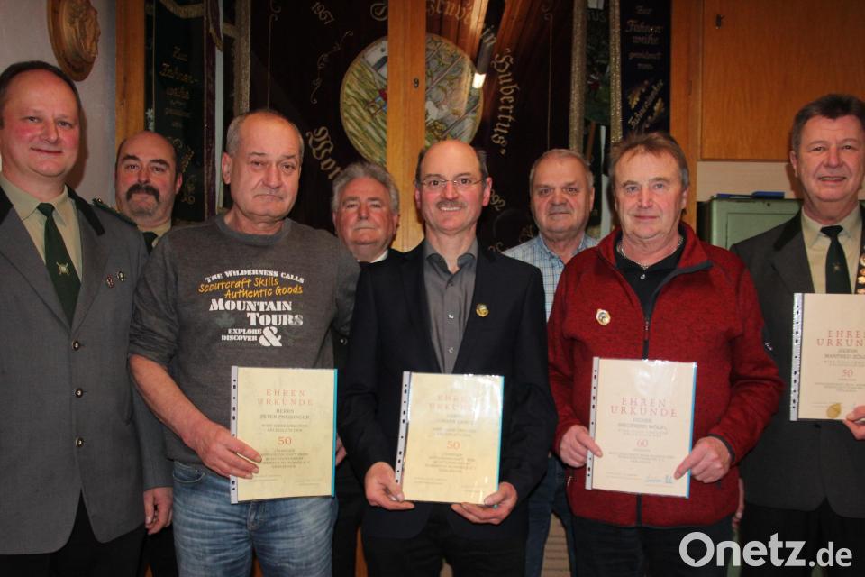 Schützenverein „Hubertus“ ehrt langjährige Mitglieder | Onetz