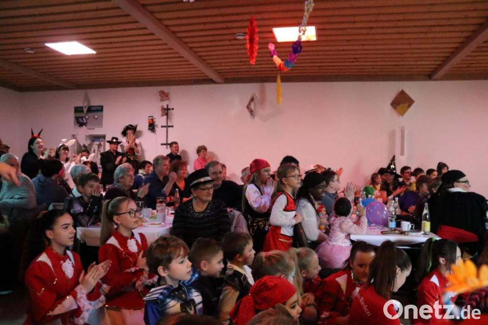 Garden der Narrhalla Rieden bringen mit ihren Tänzen den Saal zum Toben ...