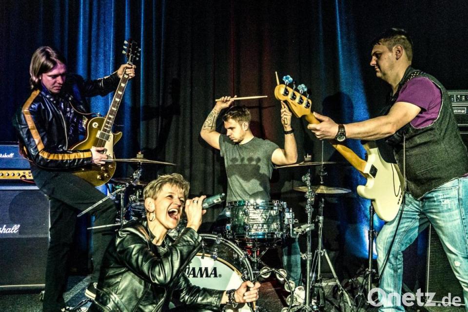 Tante, Onkel und Neffe bekennen sich zur Coverband "Newzareth" | Onetz