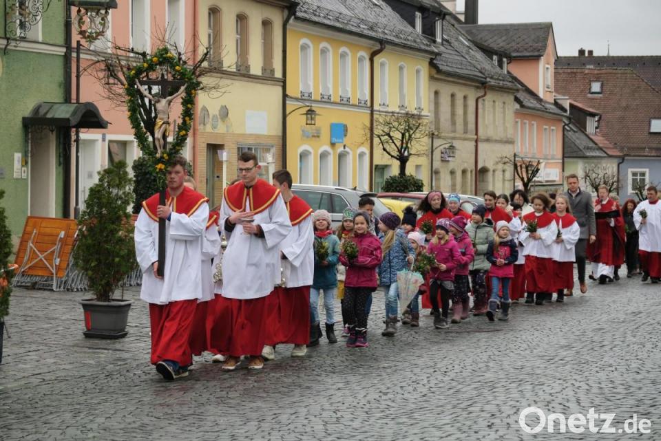 Zur Palmweihe Kirchenzug mit Kinderchor und Theaterstück | Onetz