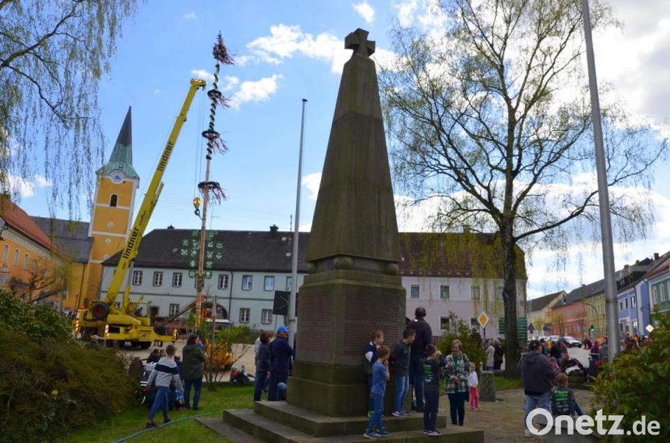 Zahlreiche Besucher beim Maibaumfest in Waidhaus | Onetz