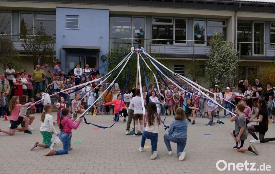 Kinder Feiern Maifest In Der Grundschule Eslarn Onetz