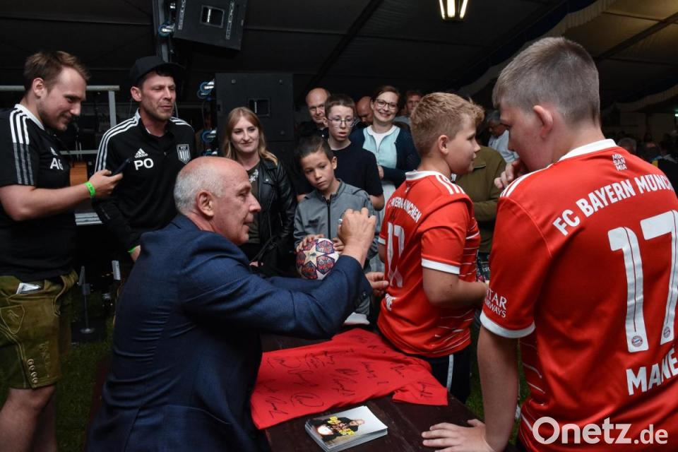 Mario Basler in Freihung: Kein Bier und keine Treffer an der Torwand ...