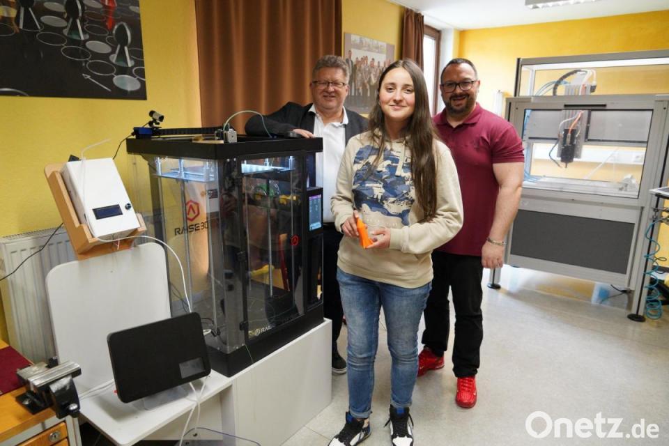 Realschülerin Hanna Roth zeigt Bildungsministerin, wie man mit "Vier ...