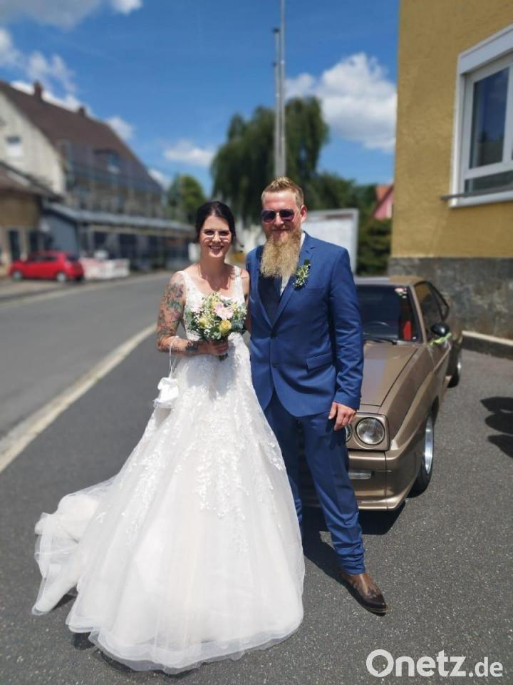 Sandra und Dominik Hippmann starten mit Opel-Manta ins Eheglück | Onetz