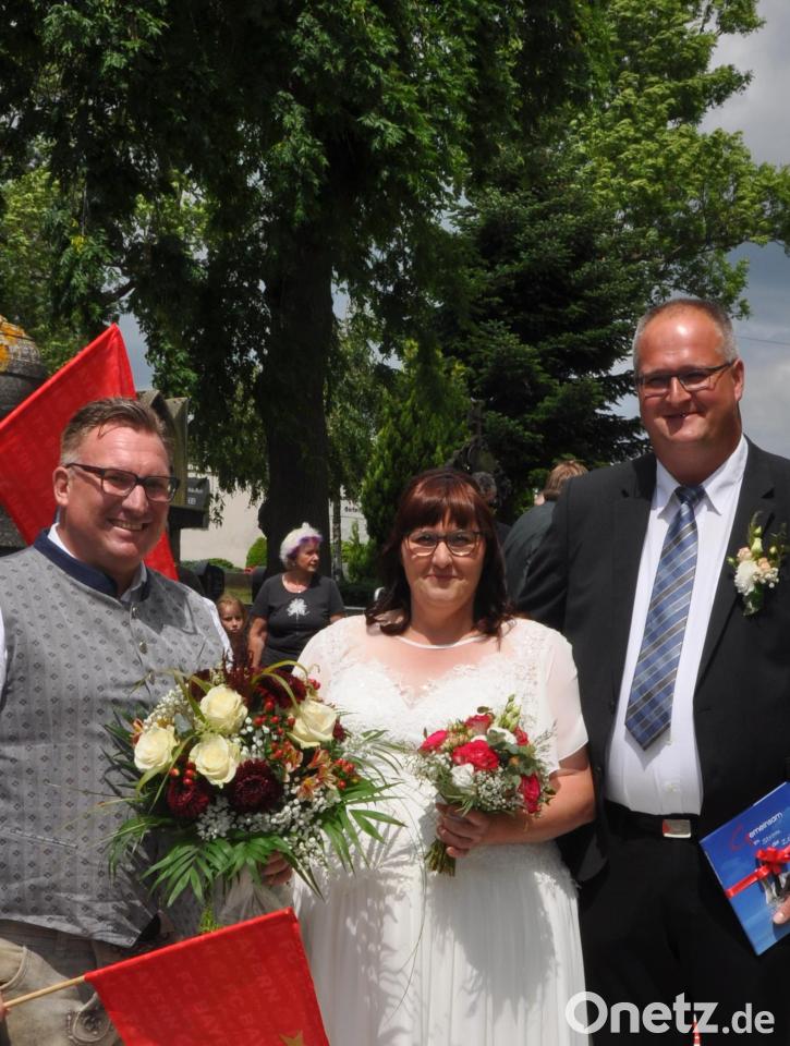 FC-Bayern-Fans aus Edelsfeld stehen Spalier bei Hochzeit in Thüringen ...