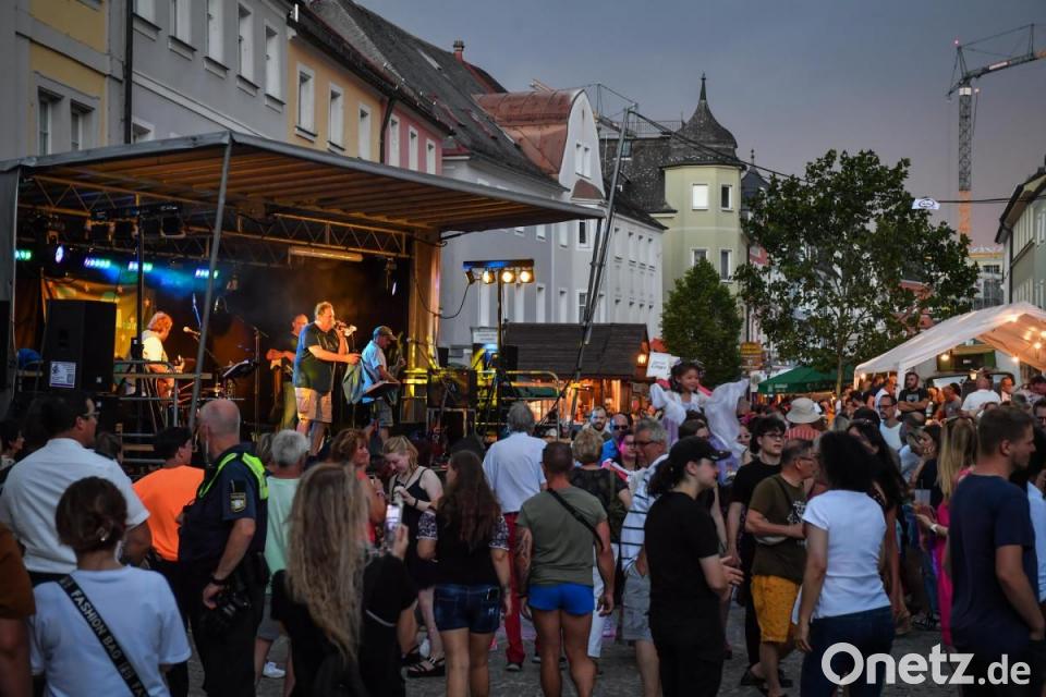 Auch Gewitterregen kann Feierlaune beim Altstadtfest nicht trüben | Onetz