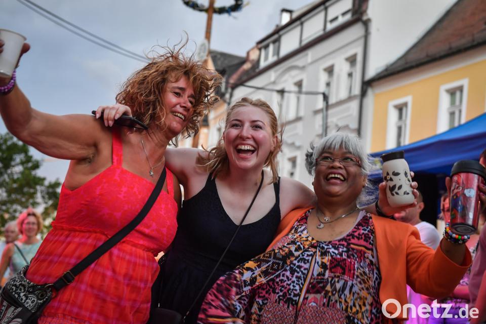 Auch Gewitterregen kann Feierlaune beim Altstadtfest nicht trüben | Onetz