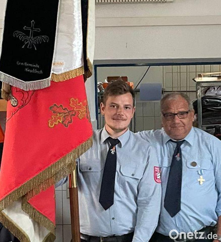 Fahne der Feuerwehr Achtel geht nach 35 Jahren in neue Hände über | Onetz