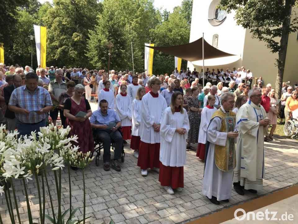 Auf dem Frohnbergfest tanzen die Kinder vor dem Altar | Onetz